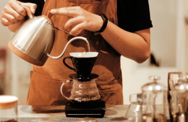 excelente café coado com um moedor de café profissional